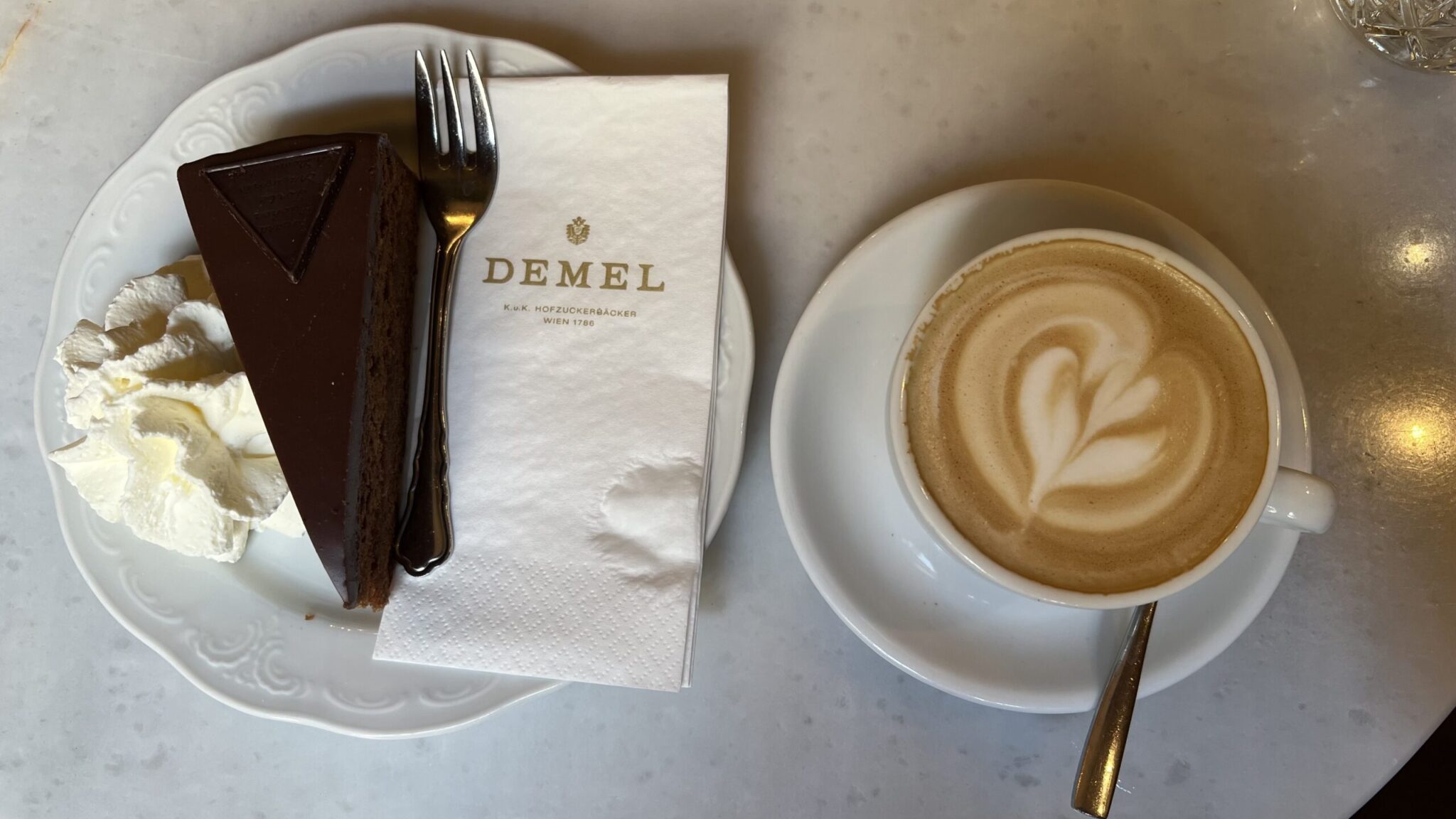 【ウィーン】ザッハトルテの有名店「カフェ・デメル」体験レポート | ぷれたび